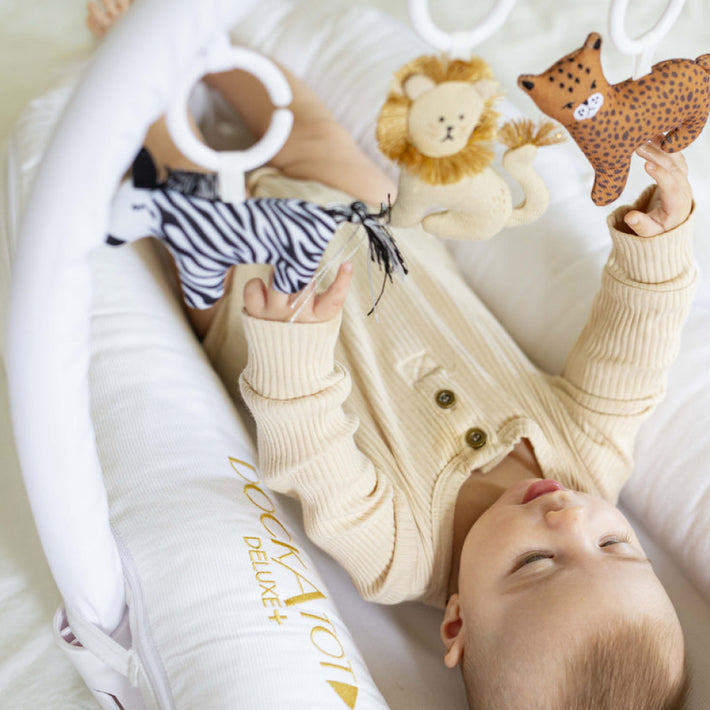 【ドッカトット 公式】Deluxe+ Dock - ニュートラルウッドランド – DockATot | ドッカトット